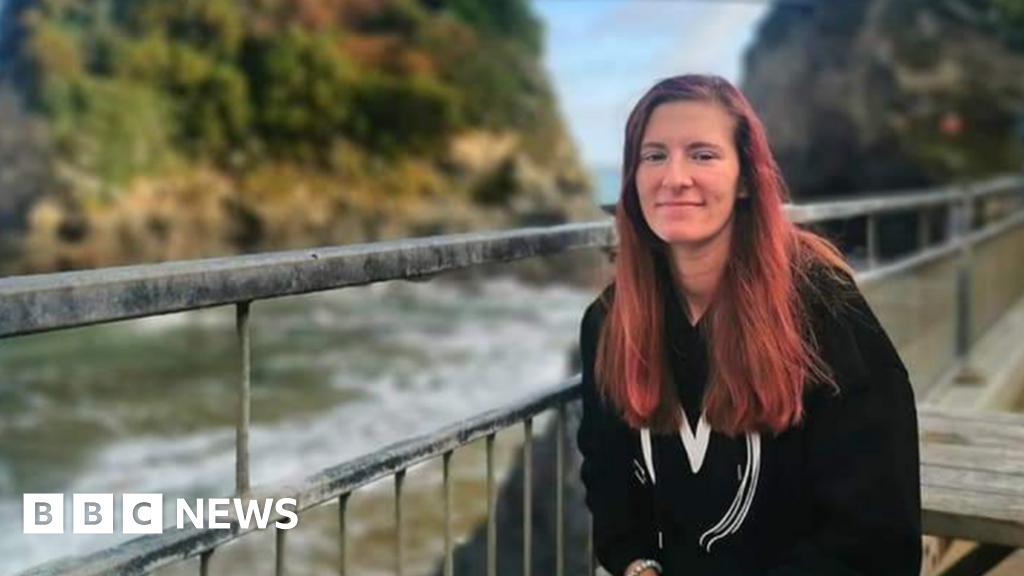 Amy Austin: Tributes to Exeter M5 fatal crash victim - BBC News