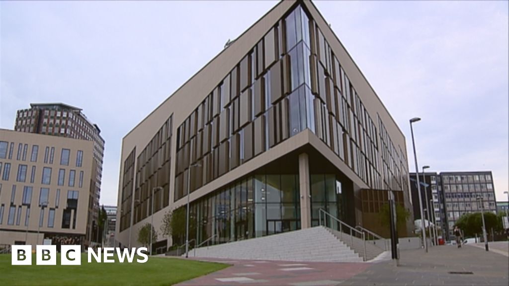 Queen opens new Strathclyde University technology centre - BBC News