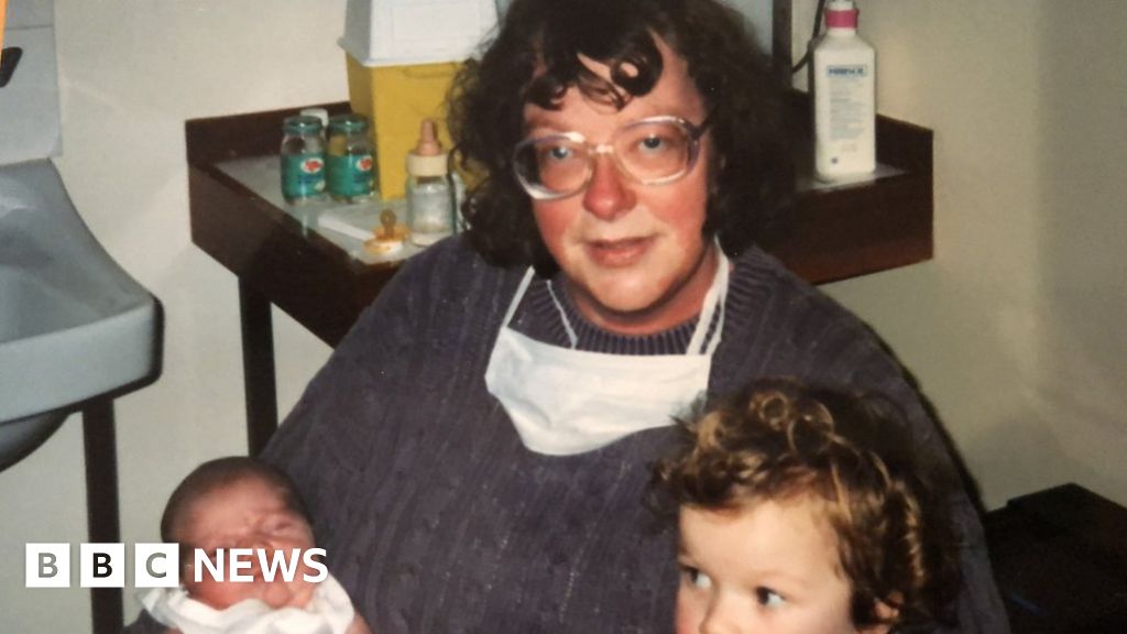 Psoriatic arthritis changed Lydia Warner's life forever - BBC News