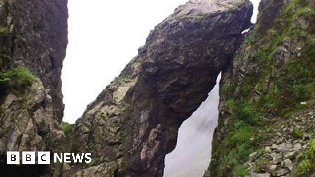 Lake District leaning boulder plunges down Lord Rake ravine - BBC News