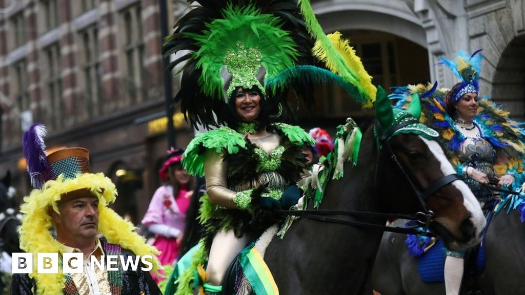 London's New Year parade: Thousands perform in 34th event - BBC News