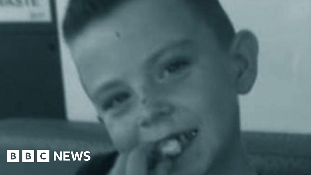 Family's liver donor match plea for son Charlie Collins - BBC News