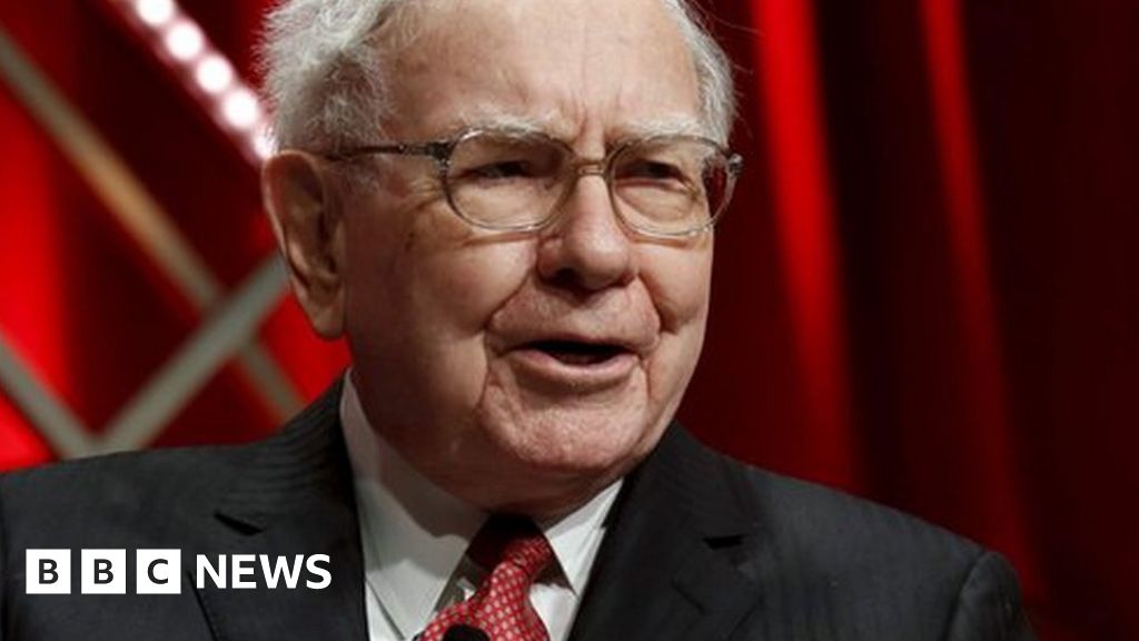 Warren Buffett releases tax details after Trump's debate comment - BBC News