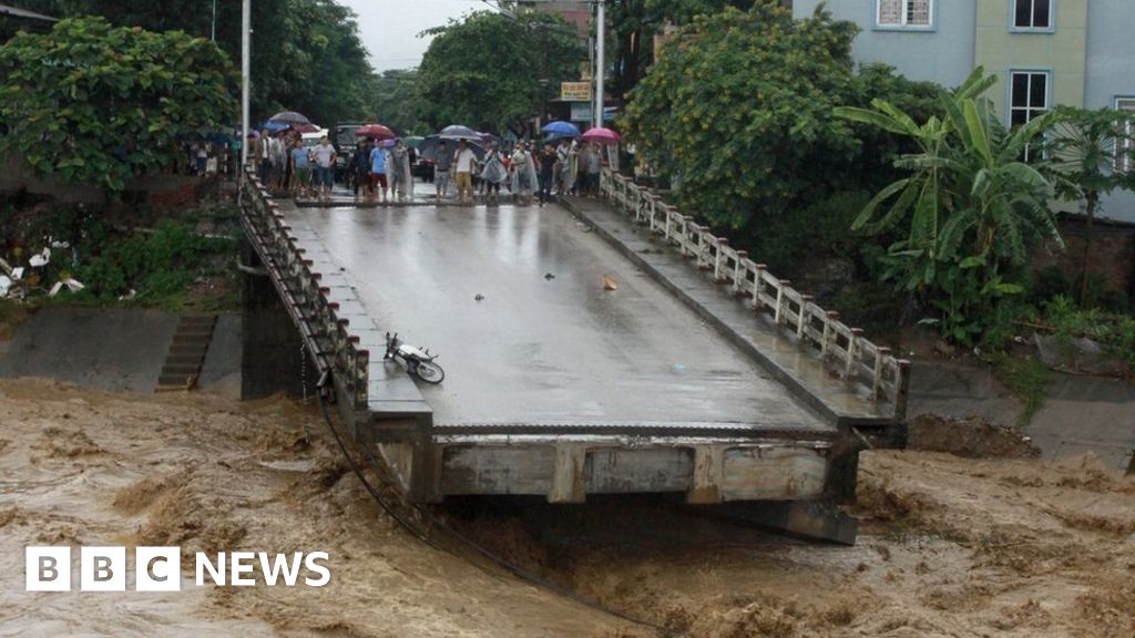 Vietnam flash floods and landslides kill dozens - BBC News