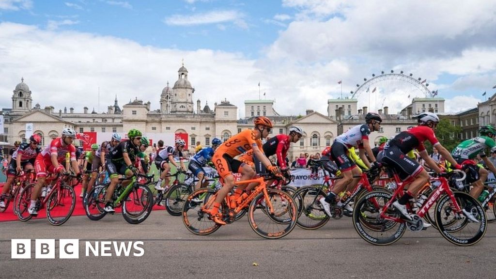 Prudential RideLondon: Thousands of cyclists descend on capital - BBC News