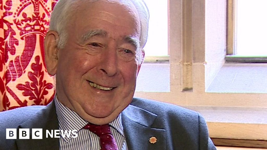 Dafydd Wigley: Ex-Plaid leader to retire from House of Lords - BBC News