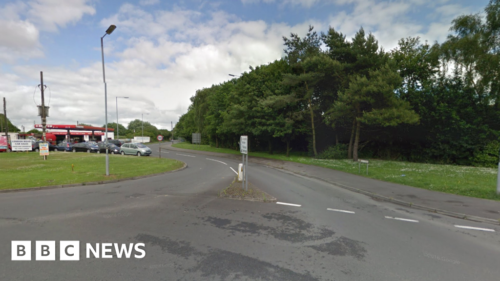 Devizes: Teenager taken to hospital after being hit by van - BBC News