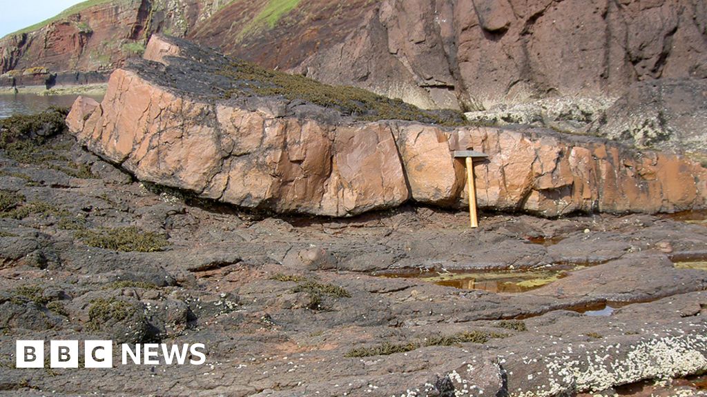 Scientists close in on hidden Scottish meteorite crater - BBC News