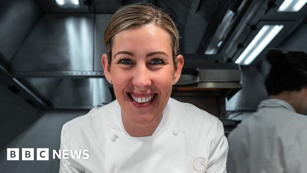 Clare Smyth: First female British chef with three Michelin stars - BBC News