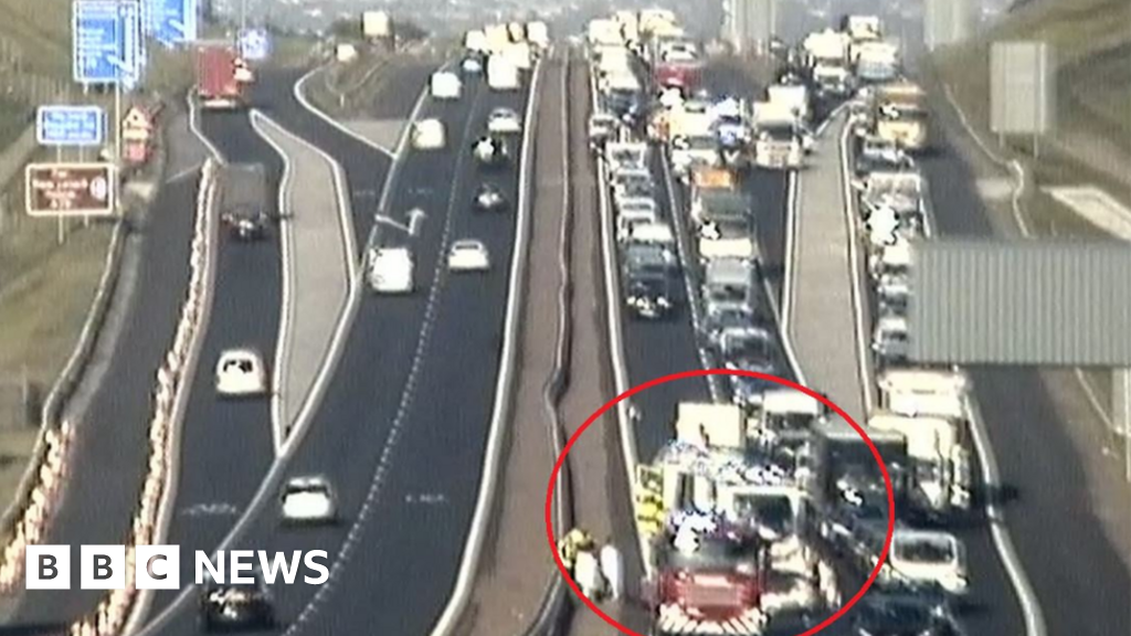 Multi-vehicle crash causes M8 tailbacks at Newhouse - BBC News