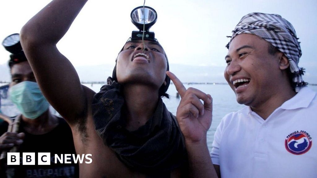 Lombok festival inspired by tale of a 'sea worm' princess - BBC News