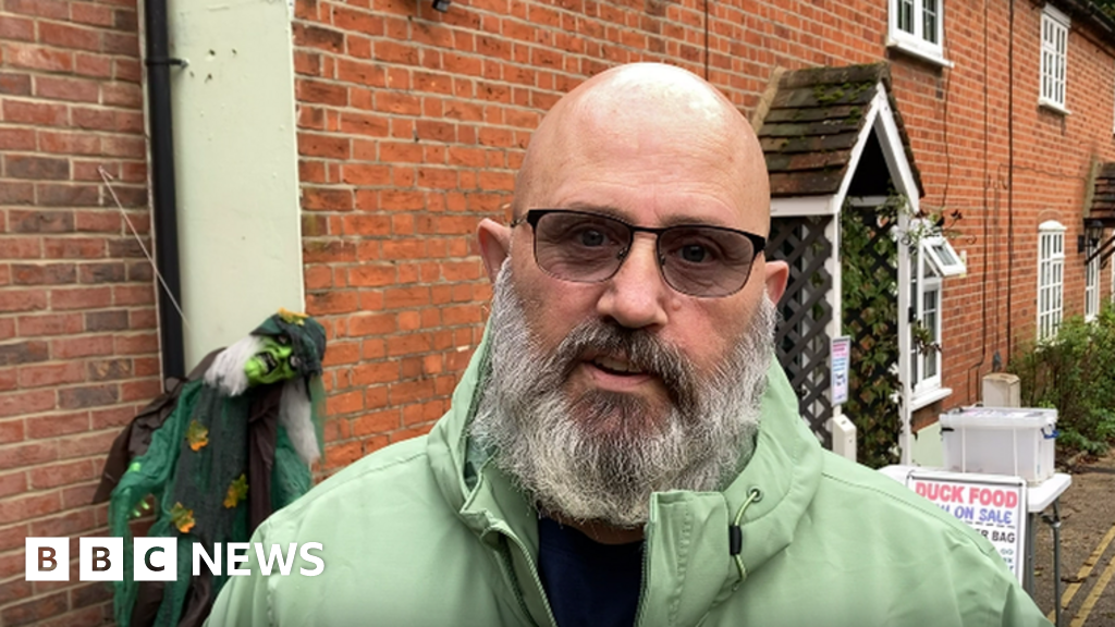 Ipswich garden display removed due to theft of two ornaments - BBC News