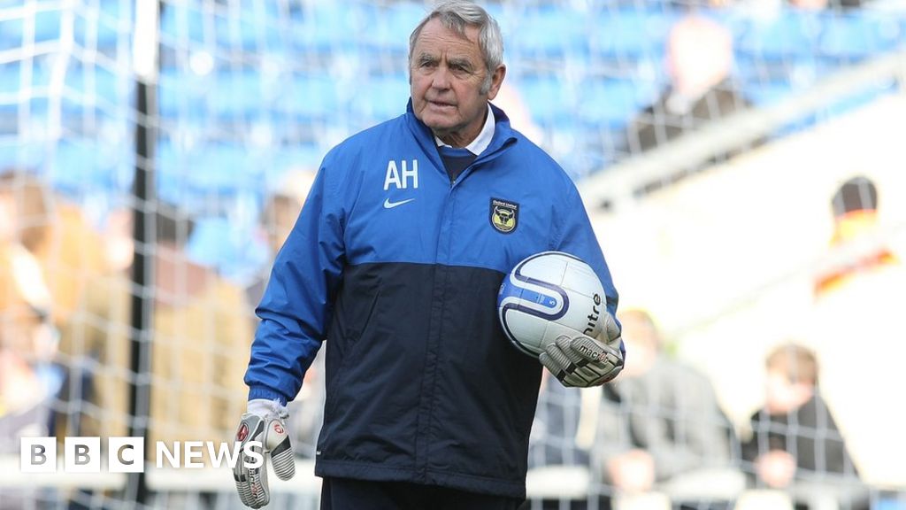 Ex-Sheffield United goalkeeper Alan Hodgkinson dies - BBC News