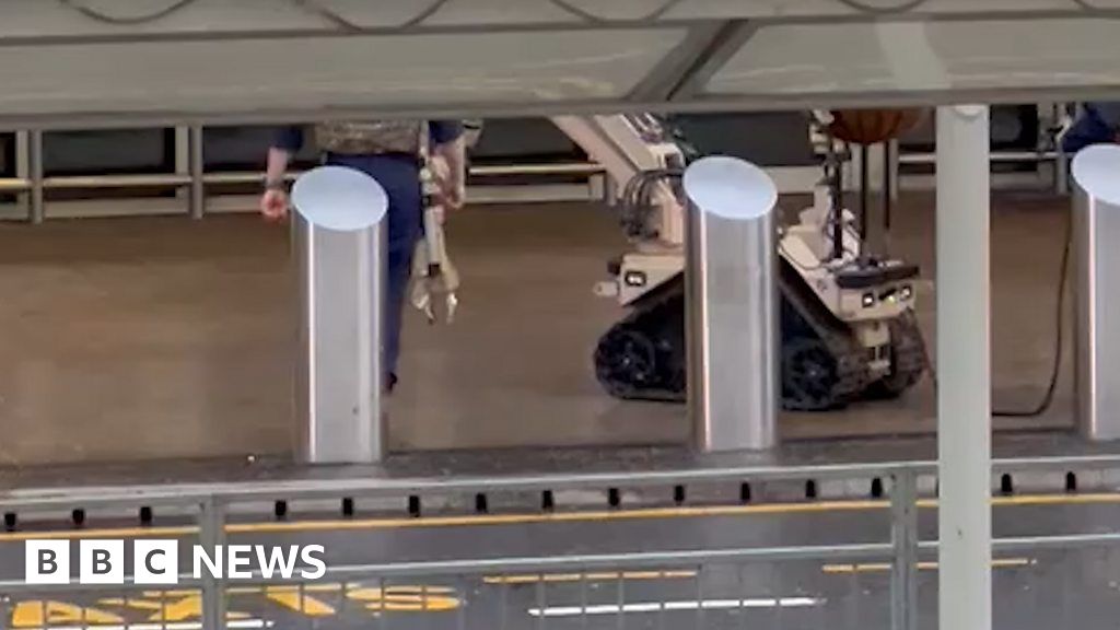 Bomb disposal robot enters Glasgow Airport