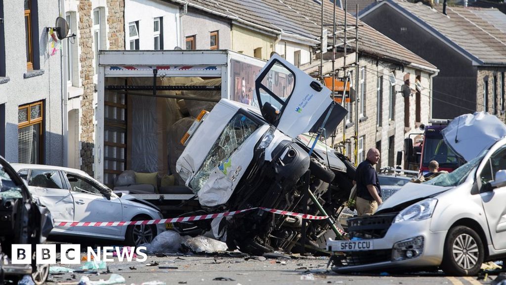Porth crash: Five injured and power cuts after collision - BBC News