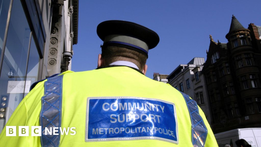 Met Police considers scrapping 1,000 neighbourhood PCSOs - BBC News