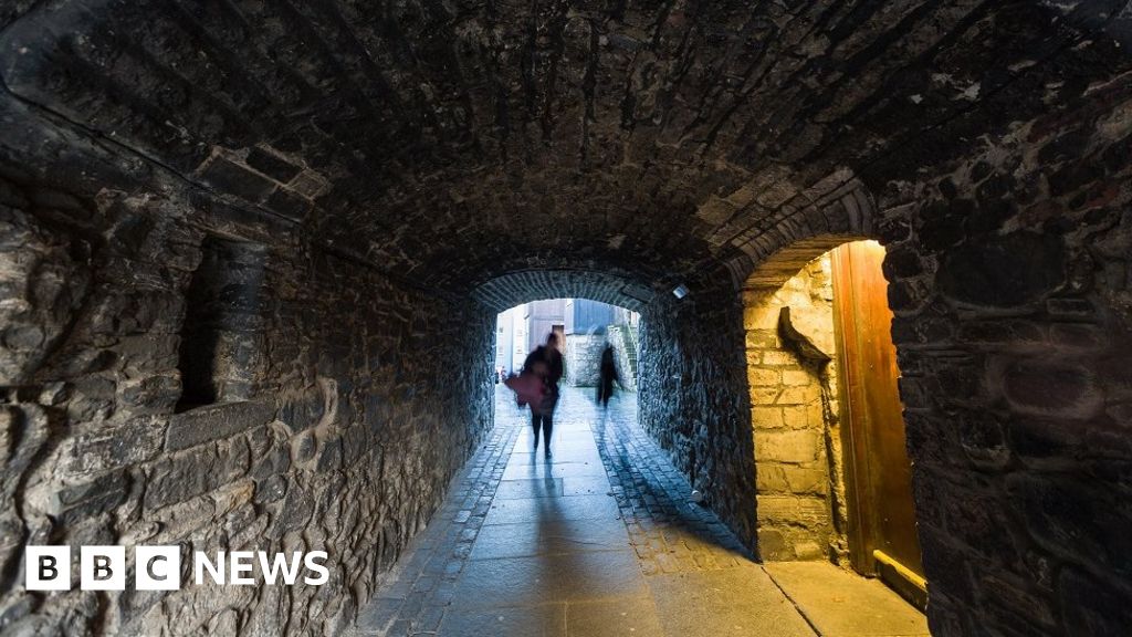 Edinburgh's 'dilapidated' closes to be transformed - BBC News
