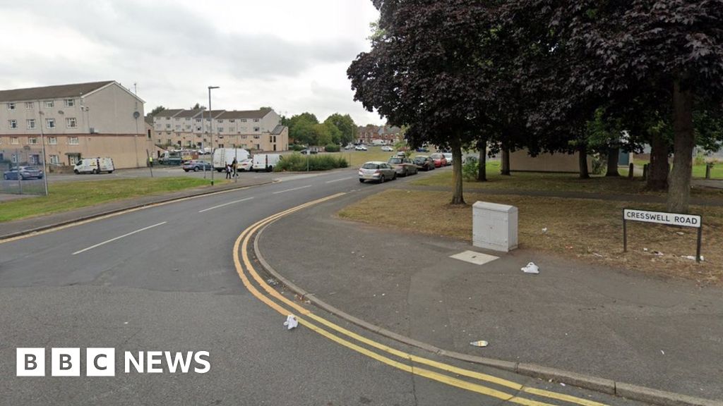 Worksop: Five charged over street fight involving weapons - BBC News