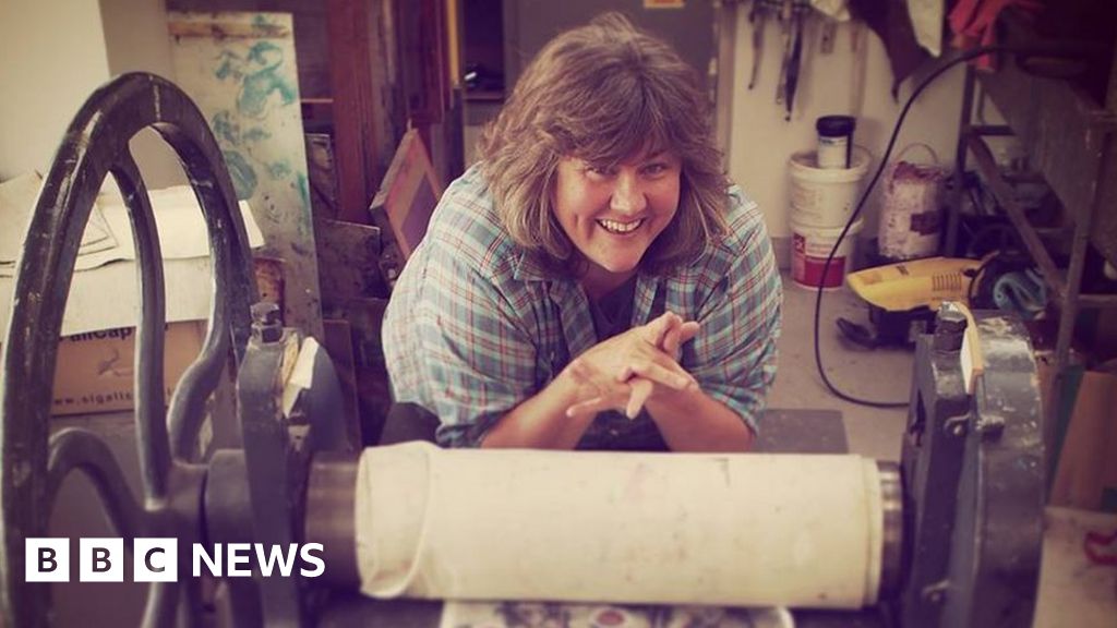 Lowestoft author uses heritage to 'unlock imagination' - BBC News