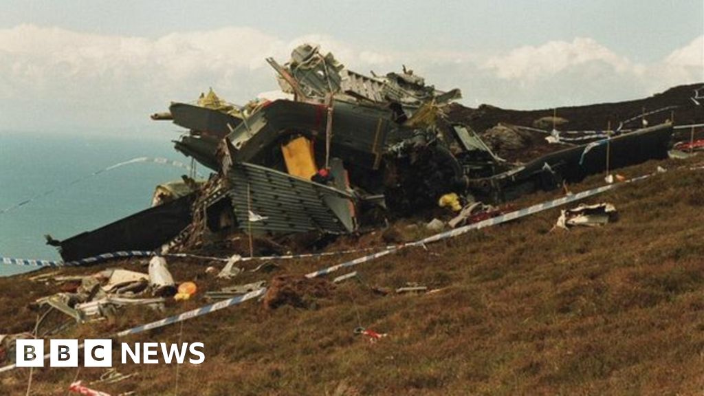 Mull of Kintyre Chinook crash relatives mark 25th anniversary - BBC News