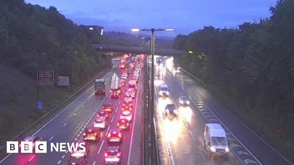 M4 Newport: Four-vehicle accident causes delays - BBC News