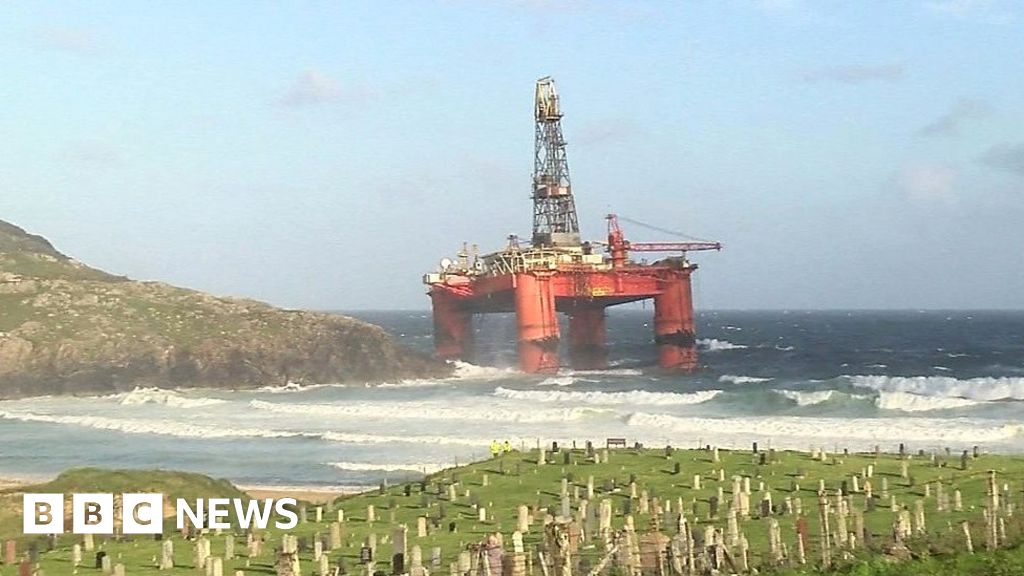People warned to avoid stricken Western Isles oil rig - BBC News