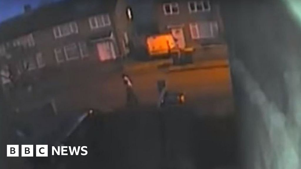 CCTV shows possible Slough kidnap witnesses - BBC News