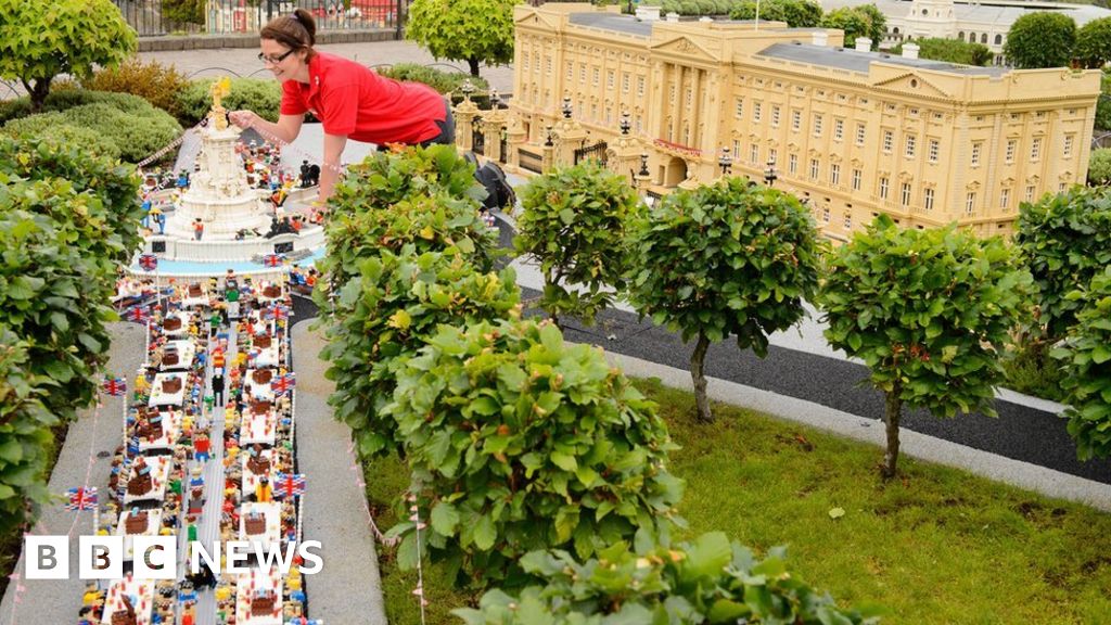 Lego street party created in 30,000-piece model for Queen's 90th - BBC News