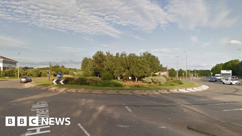 Cyclist dies in HGV collision in Banbury - BBC News