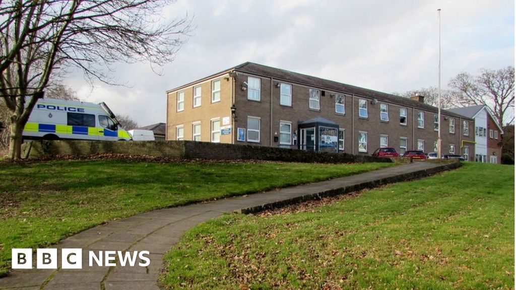 Powys police suspect's custody death prompts inquiry - BBC News