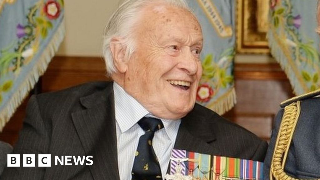 Battle of Britain RAF Spitfire pilot Geoffrey Wellum dies - BBC News