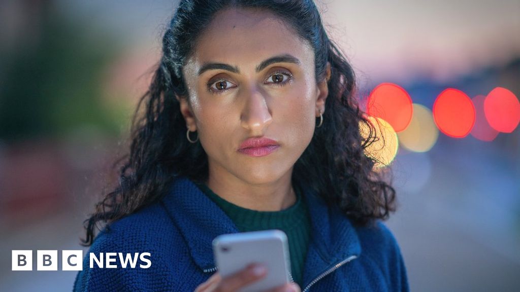 Snapchat: Does app give drug gangs access to teenagers? - BBC News