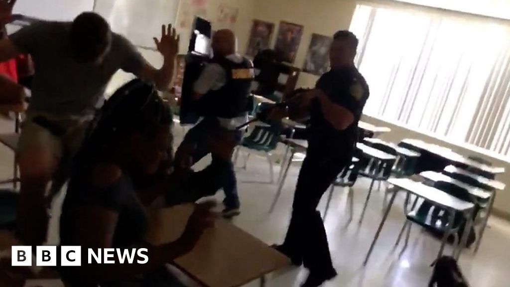 Florida police clear out classroom after shooting - BBC News