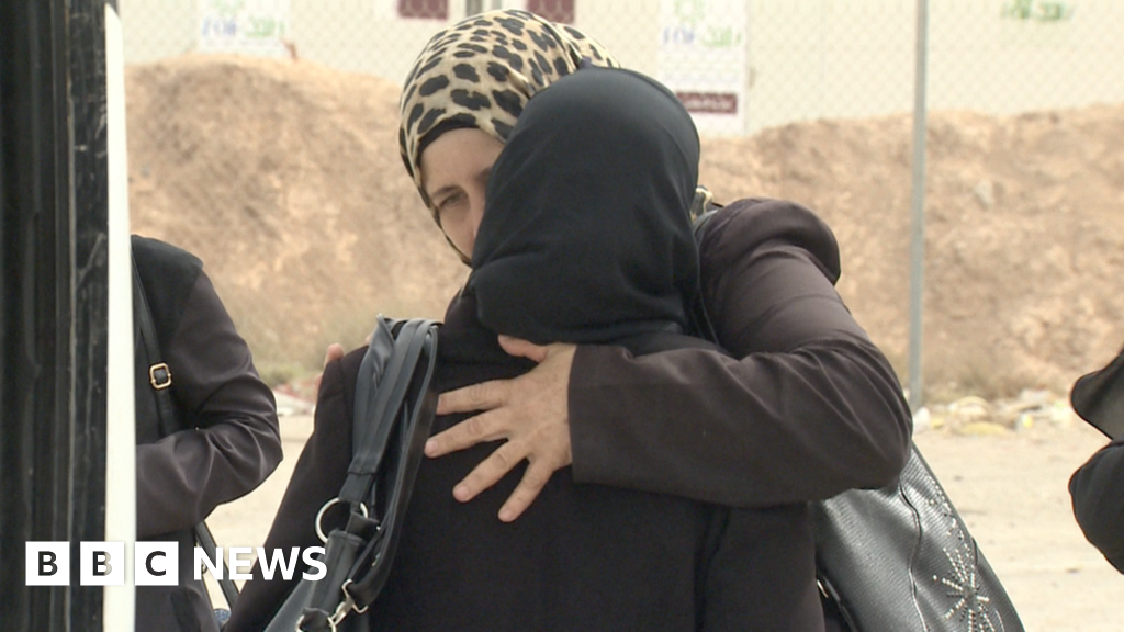 Desperate Syrian refugees return to war zone - BBC News