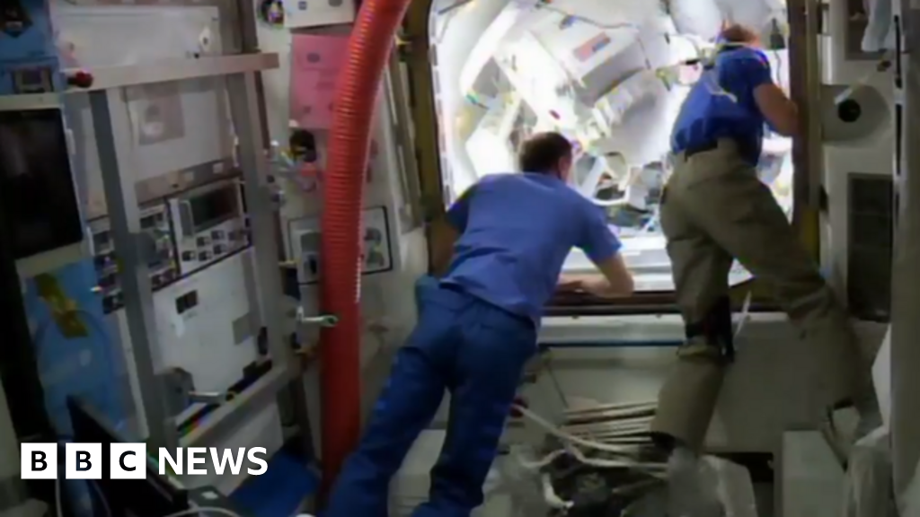 Tim Peake assists with spacewalk - BBC News