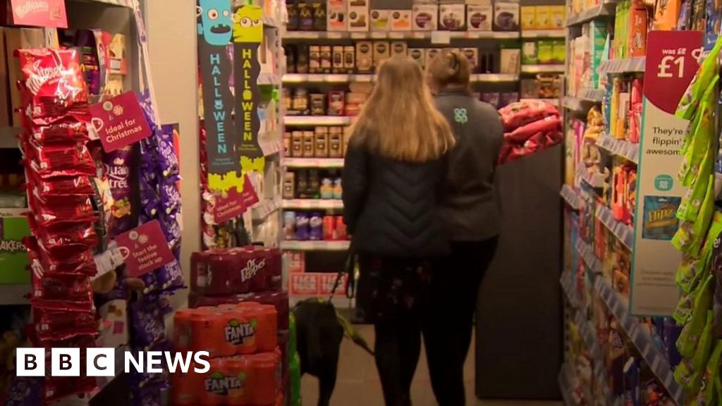 The codes helping visually-impaired people shop - BBC News