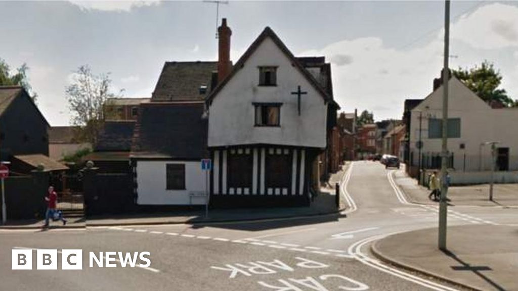 Police officer injured in hit-and-run in Evesham - BBC News