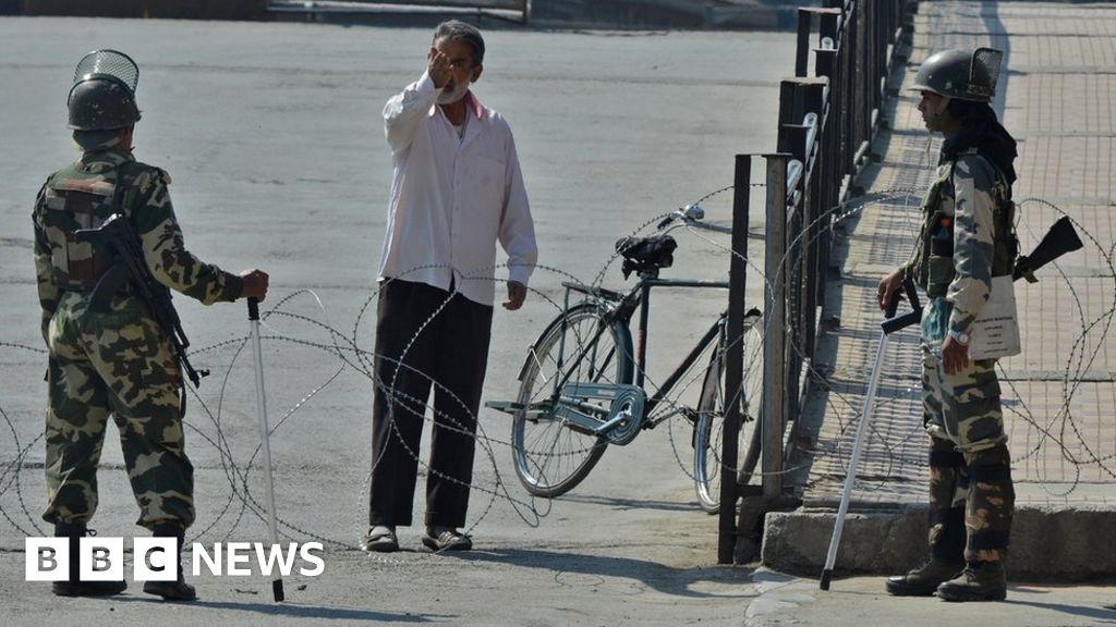 Kashmir violence: 11 killed as Indian forces battle 'militants' - BBC News