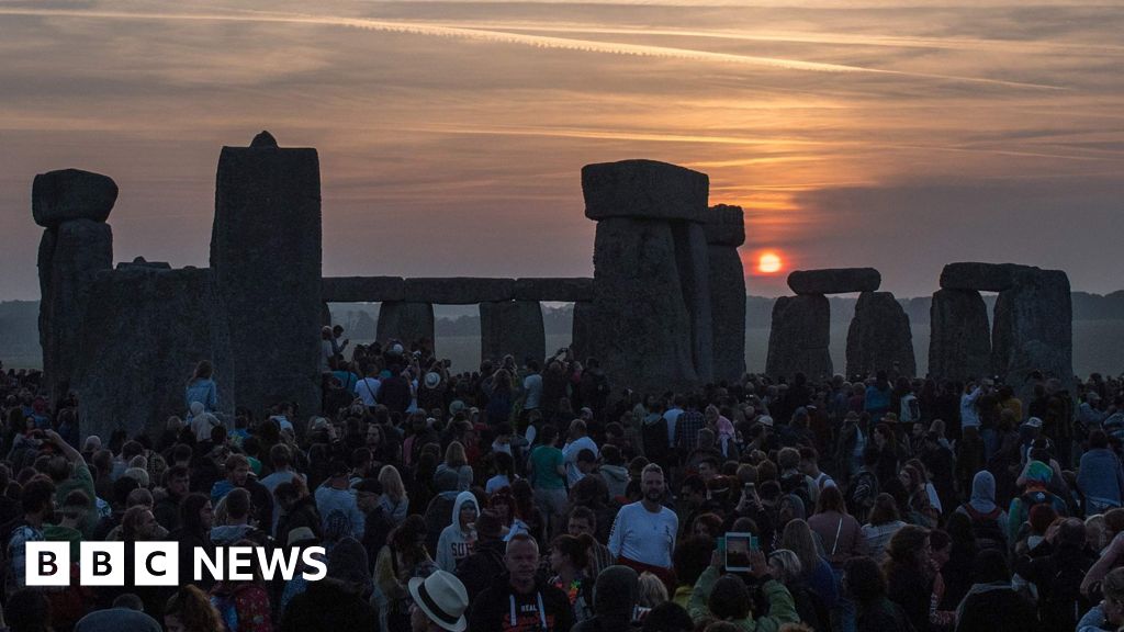 Watching the sun rise at Stonehenge - BBC News