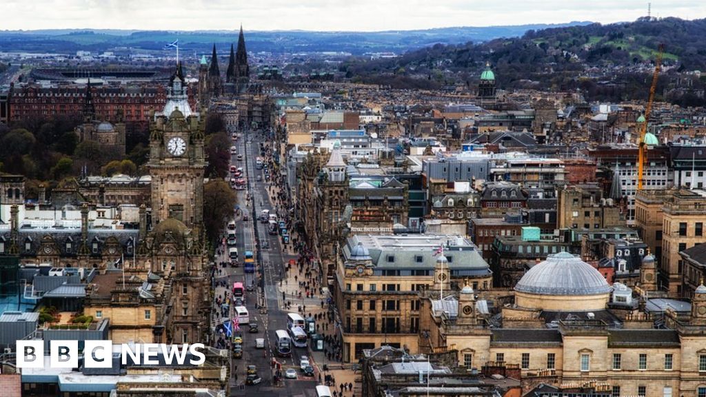 Edinburgh launches free high-speed wifi service - BBC News