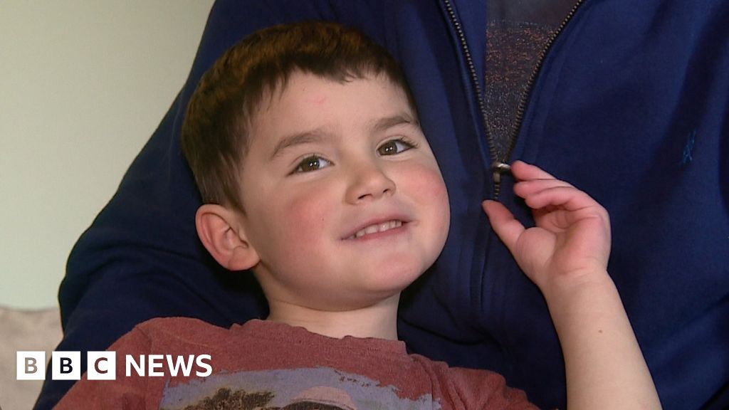Freddy Vallender, 4, flies to US for heart operation - BBC News