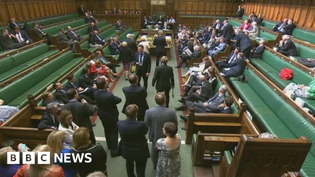 SNP stages takeover of Labour House of Commons benches - BBC News