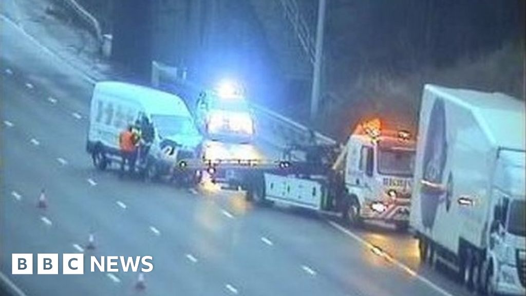 Multi-vehicle crash closes M1 southbound in Derbyshire - BBC News