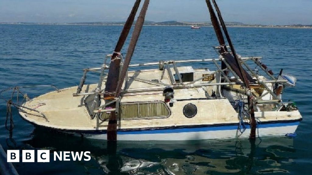 Shoreham skipper to face retrial over fatal near-miss - BBC News