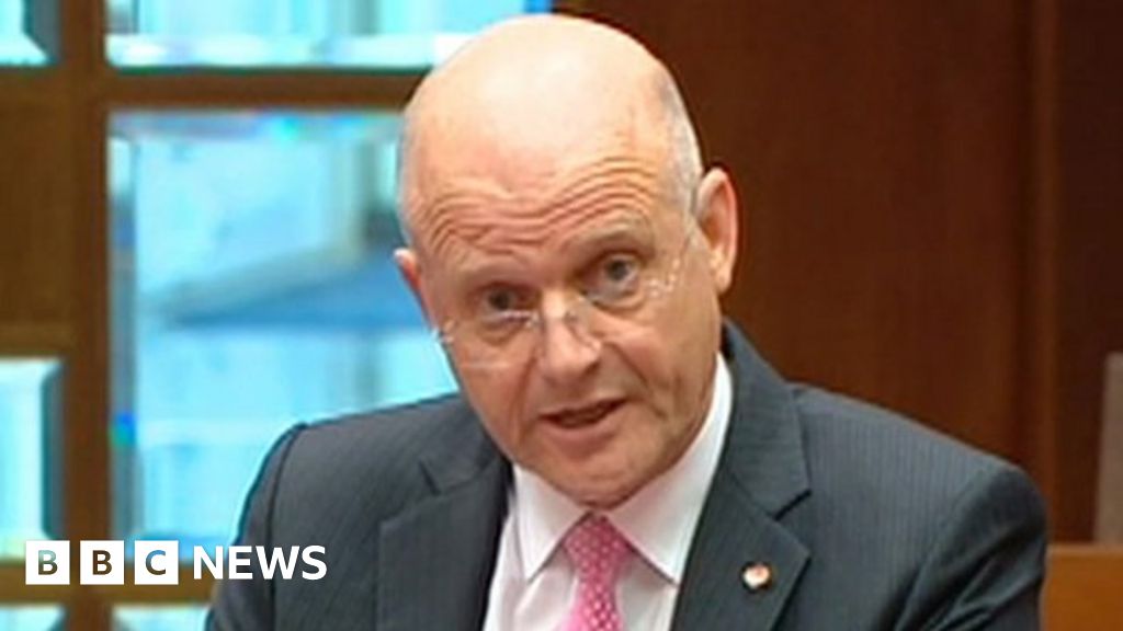 Australian senator sings tax-themed Christmas song - BBC News