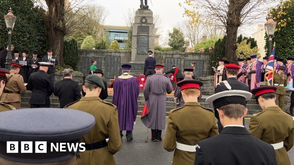 Remembrance ceremony held in Guernsey - BBC News