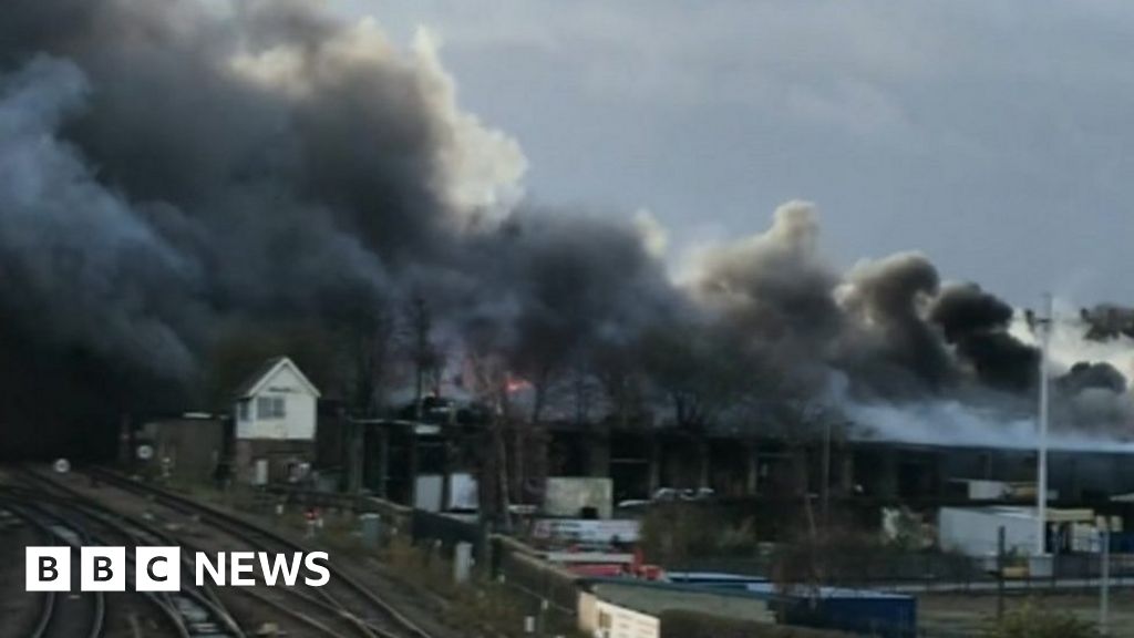 Smoke from a tyre fire blows across railway lines in Bradford - BBC News