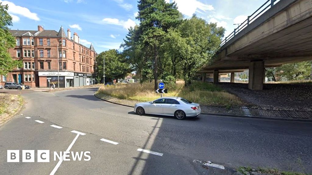 Man dies after losing control of car at Glasgow roundabout - BBC News
