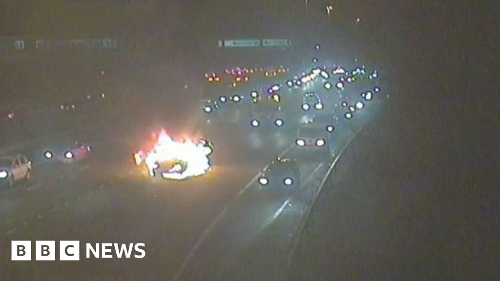 Car fire closes part of M8 in Glasgow - BBC News
