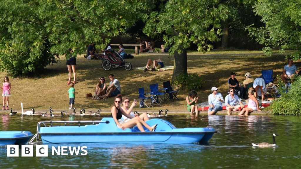 UK weather: Heatwave to continue for another two weeks - BBC News